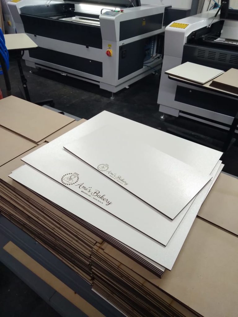 Bases Cuadradas Para Tortas en MDF Durolac de 3mm, Con Logo Por Mayor ...